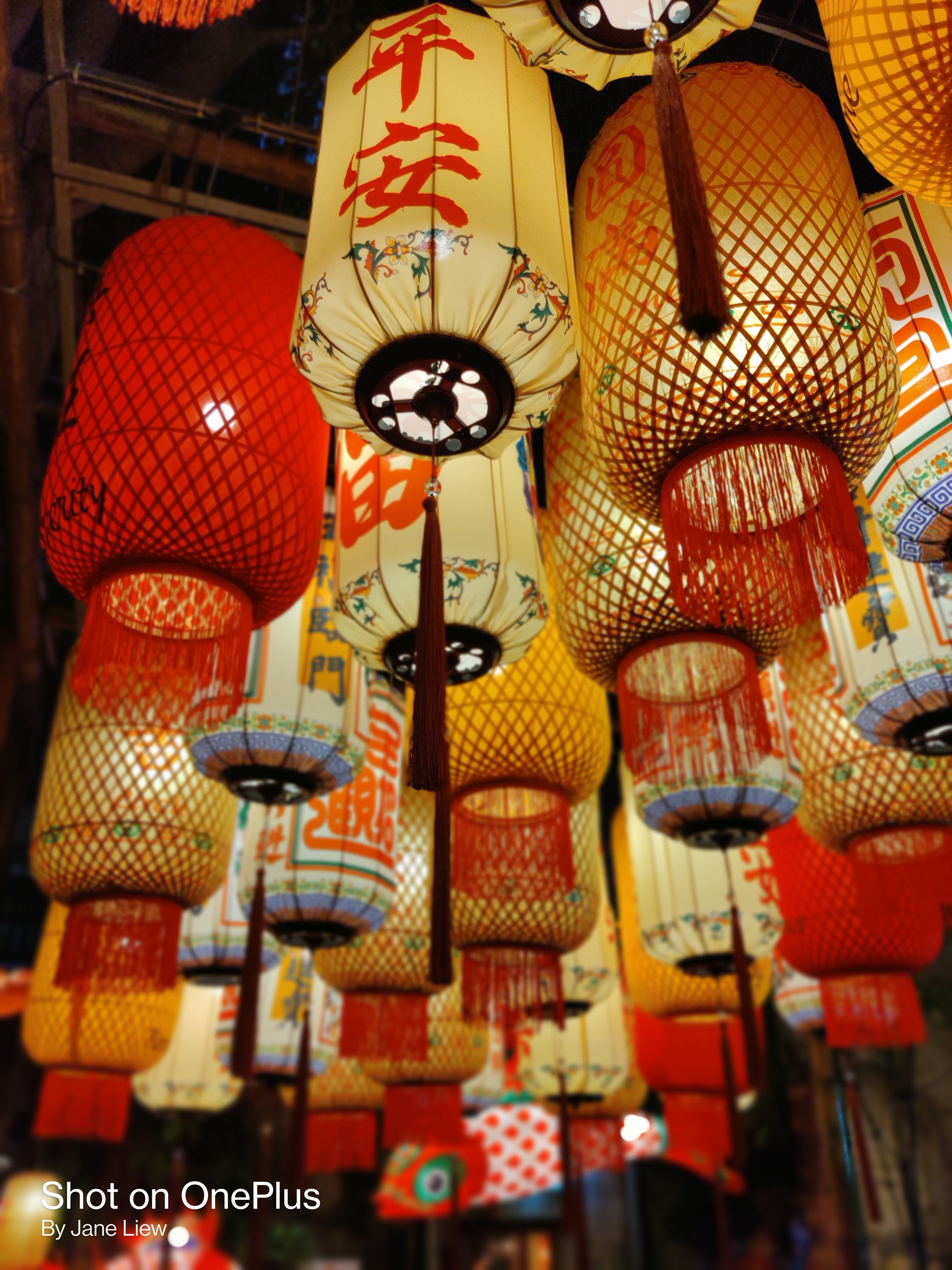 This photo has a strong Chinese New Year festive atmosphere,