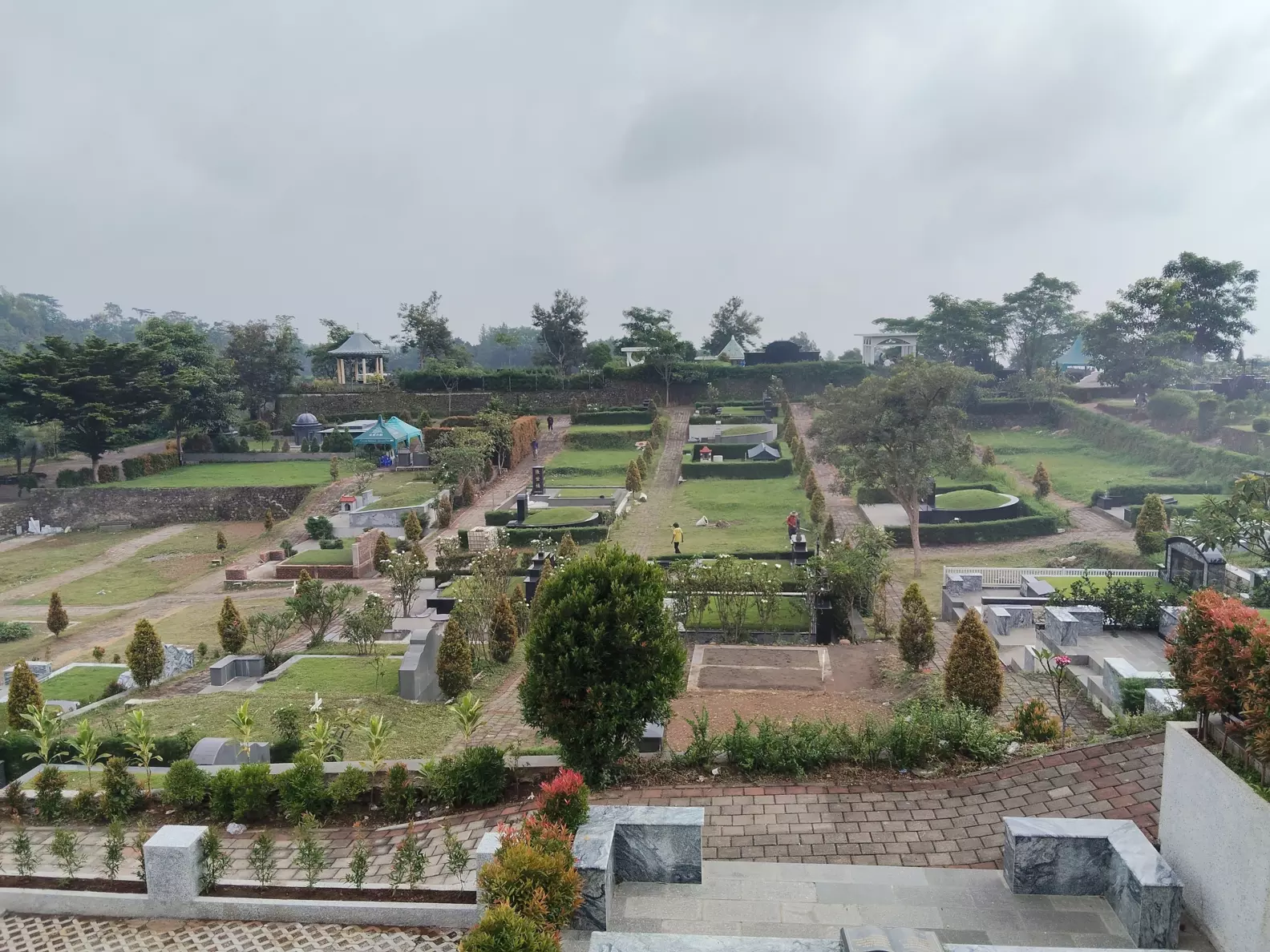 Tomb sweeping ( Qing Ming) day View of the final resting pla