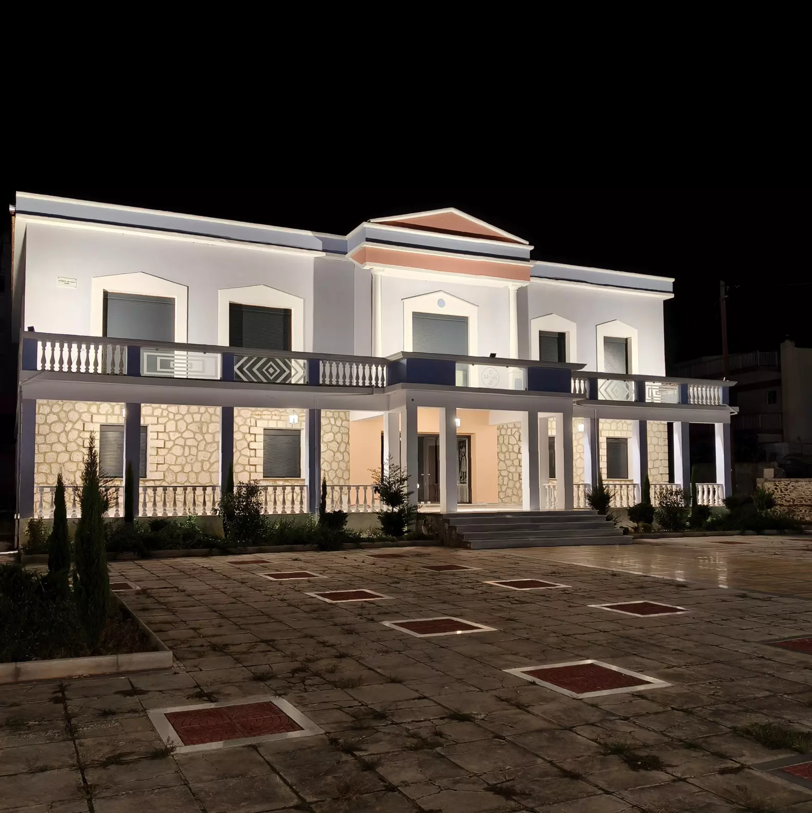 The building blends Neoclassical and Mediterranean styles: s