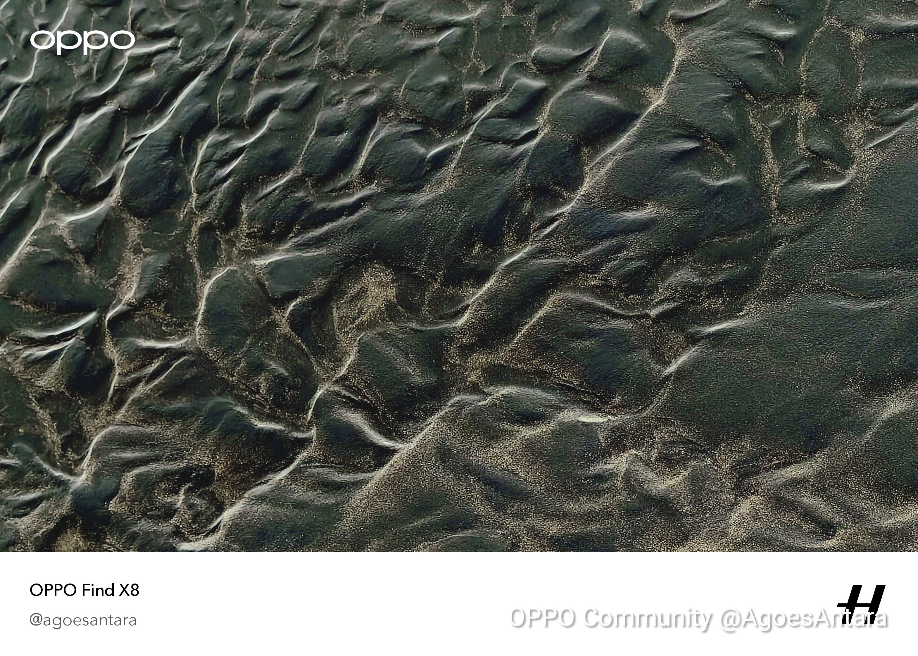 Photographing every detail of the sand carried by the river