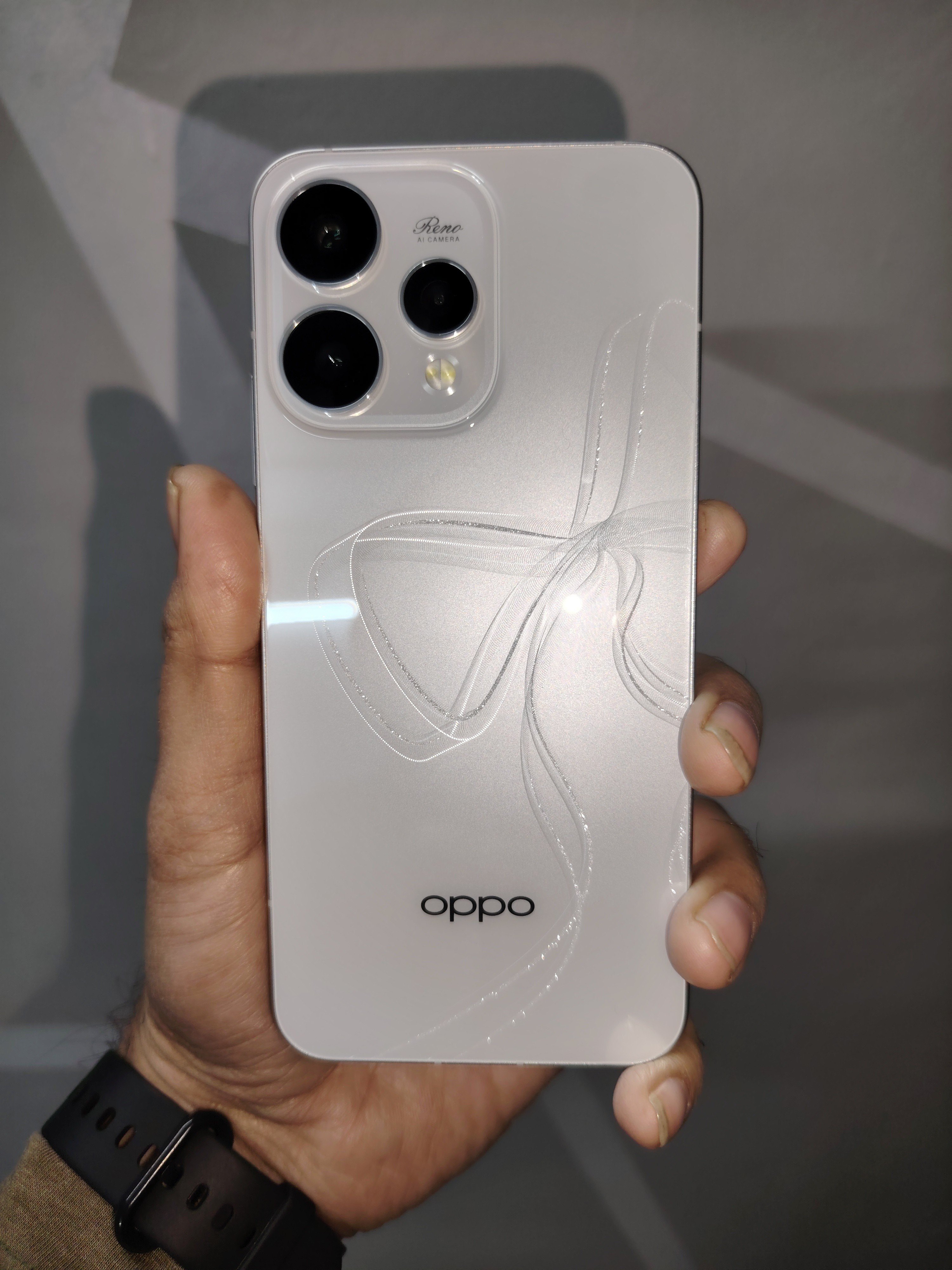 OPPO RENO 15 5G FIRST LOOK SILVER COLOR WITH NEW BACK DESIGN