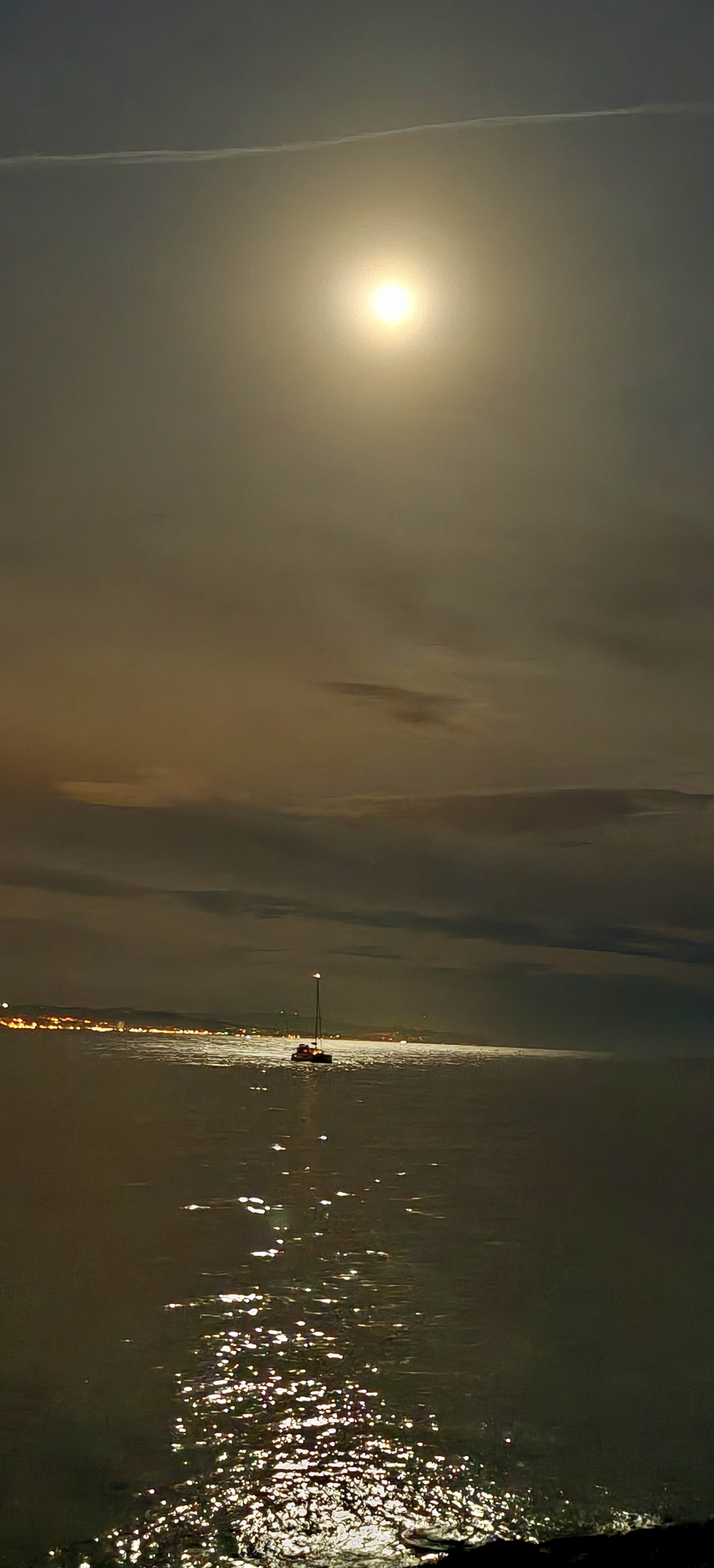 Noche nublado de invierno en la playa de España