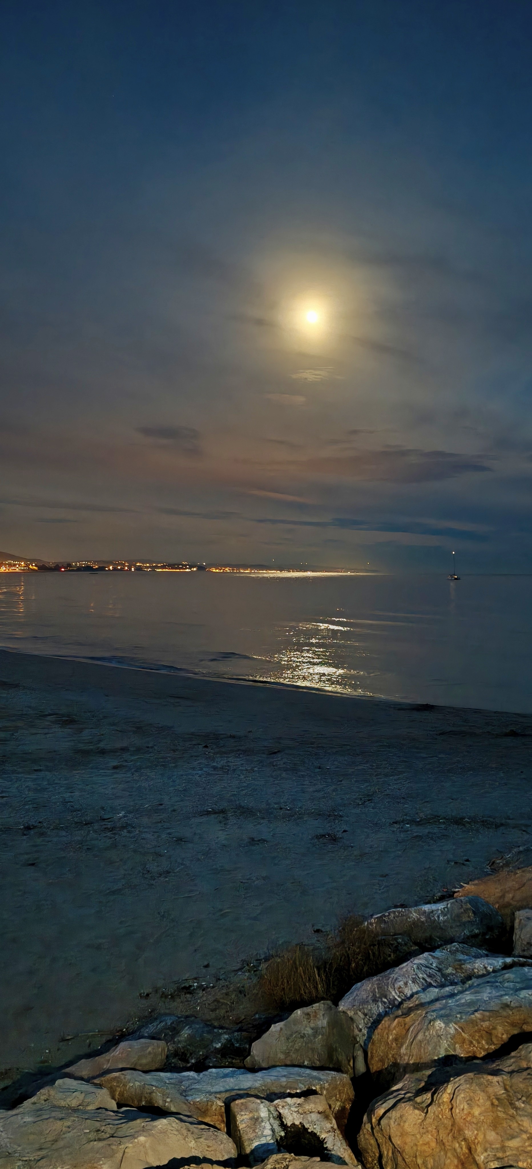 Noche nublado de invierno en la playa de España