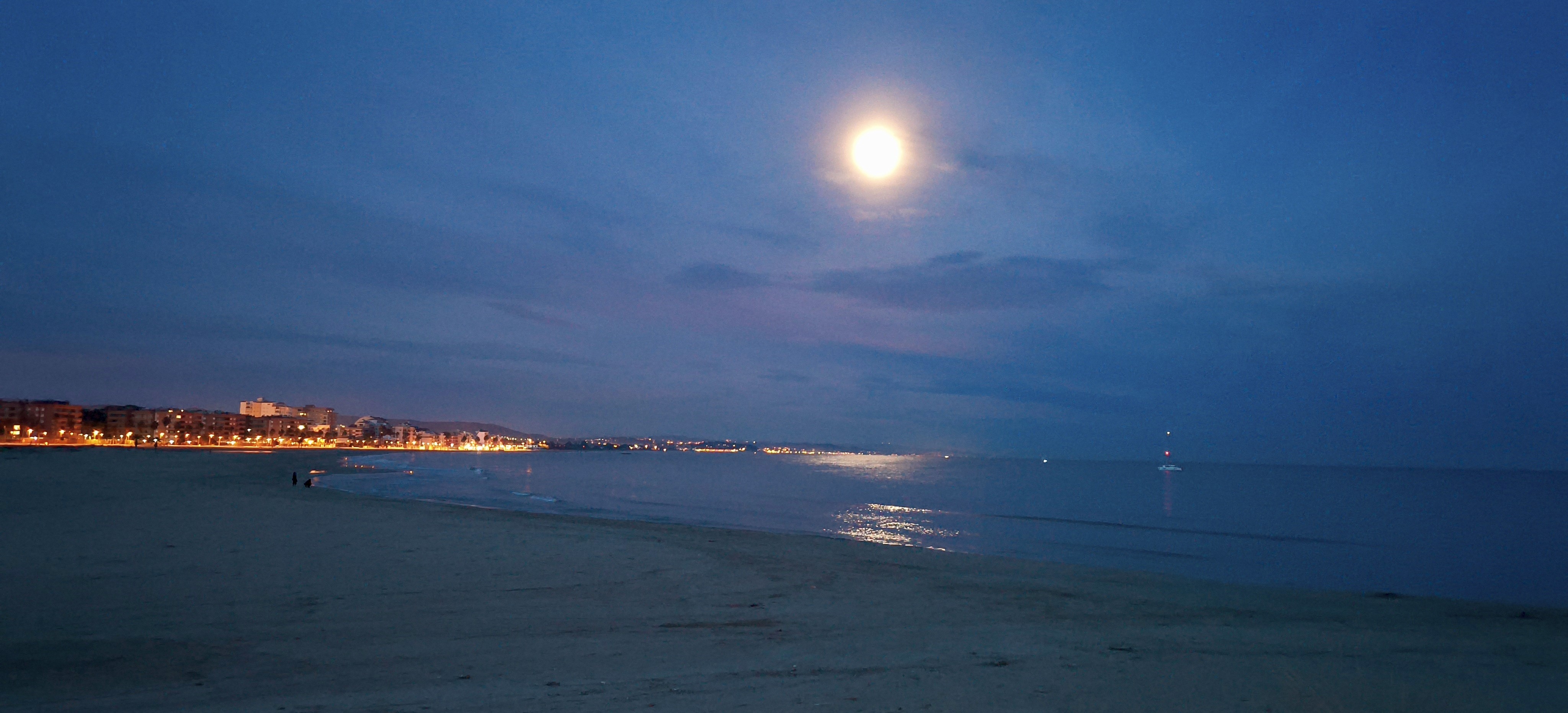 Noche nublado de invierno en la playa de España