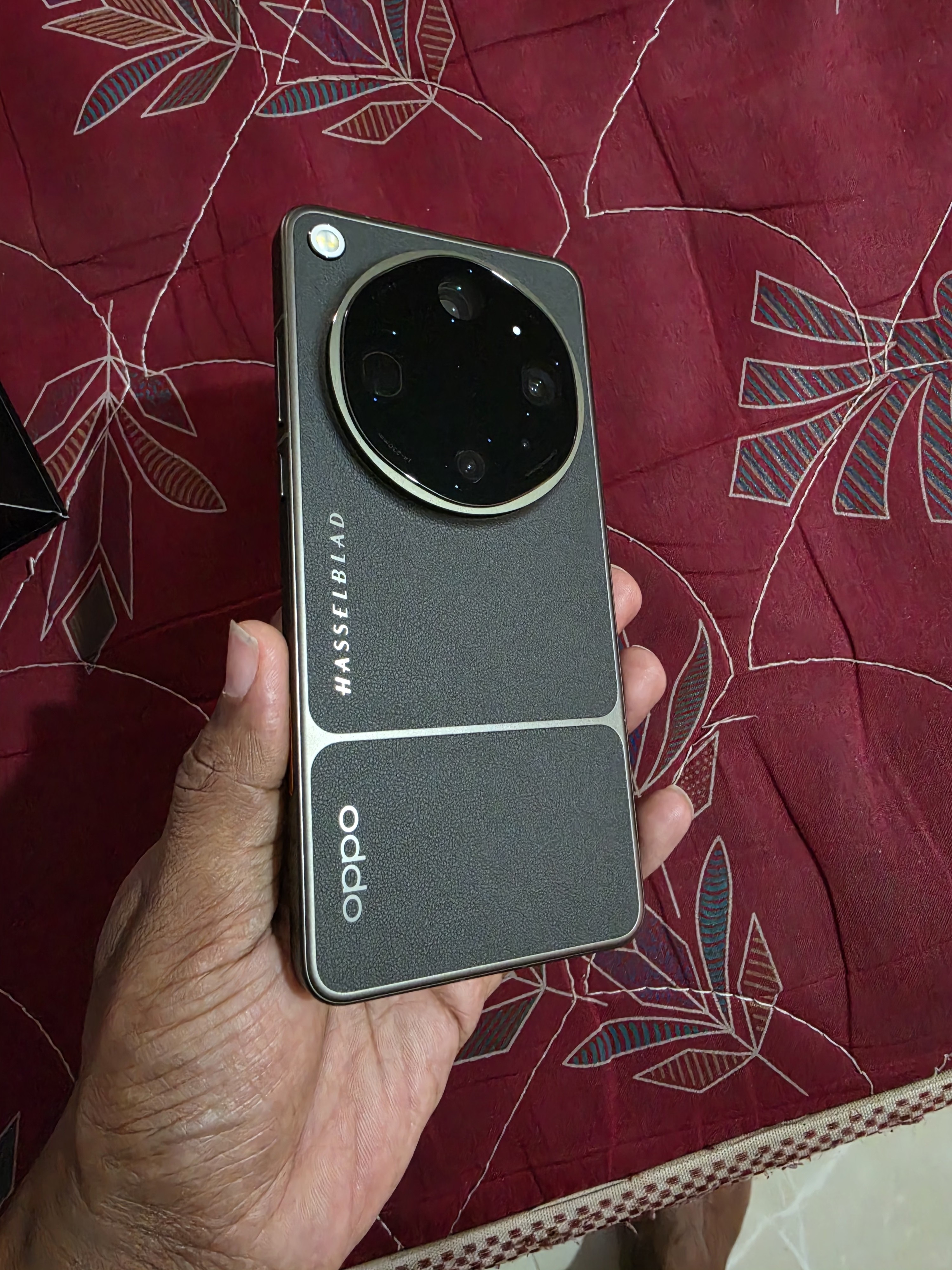 Just unboxed the new Oppo flagship—the hardware and weight distribution ...