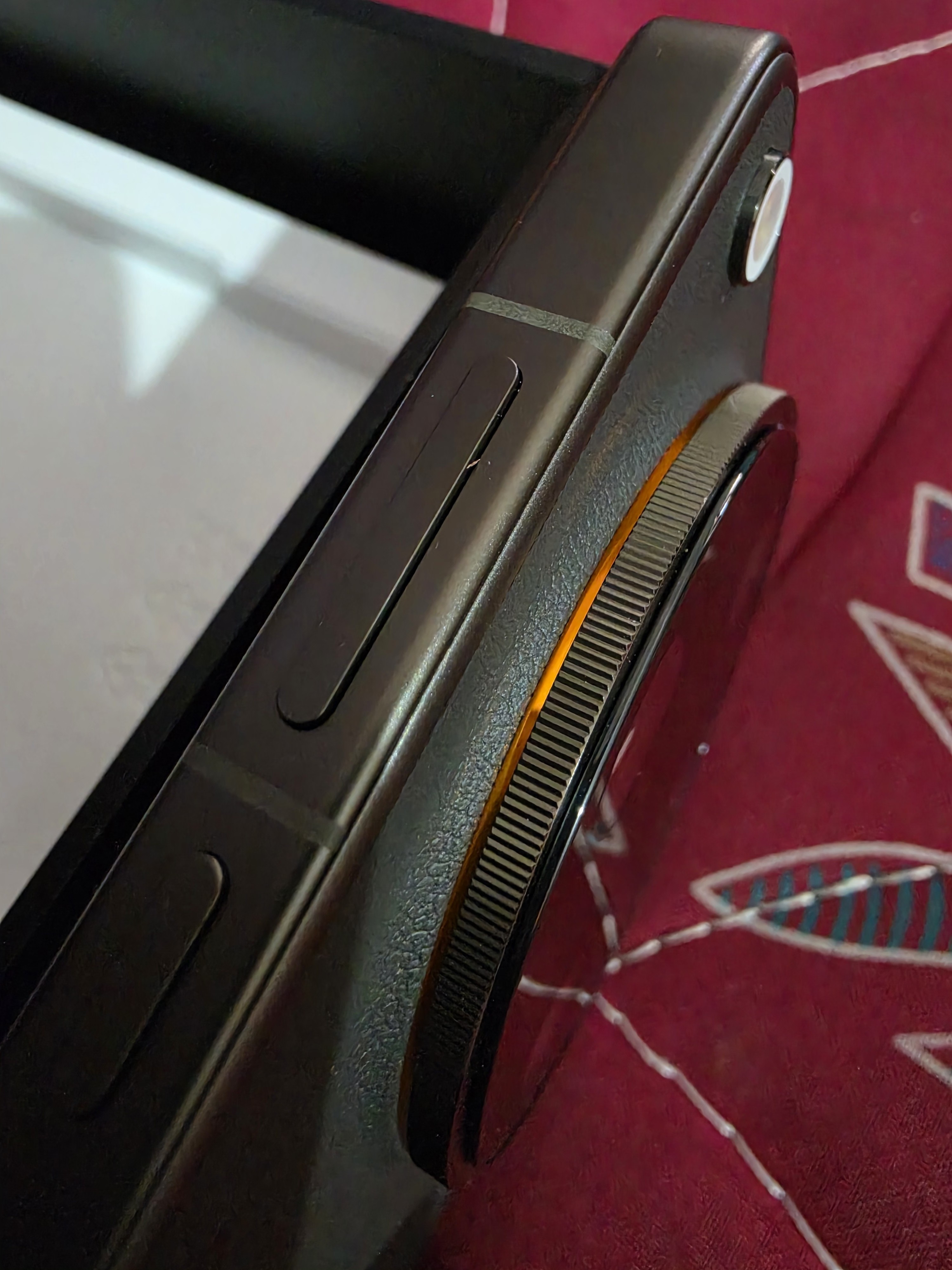 Just unboxed the new Oppo flagship—the hardware and weight distribution ...