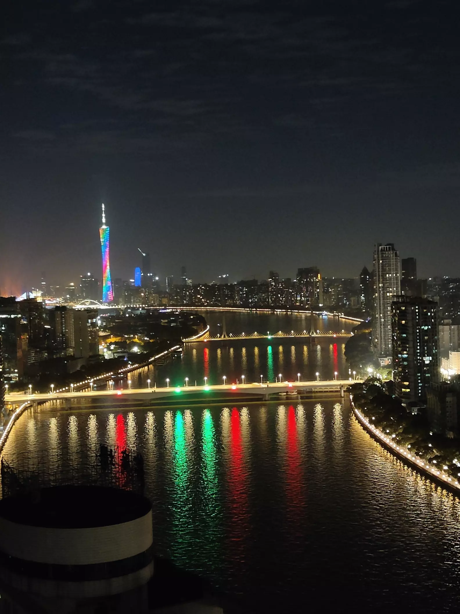Night view of Guangzhou Tower and the river.