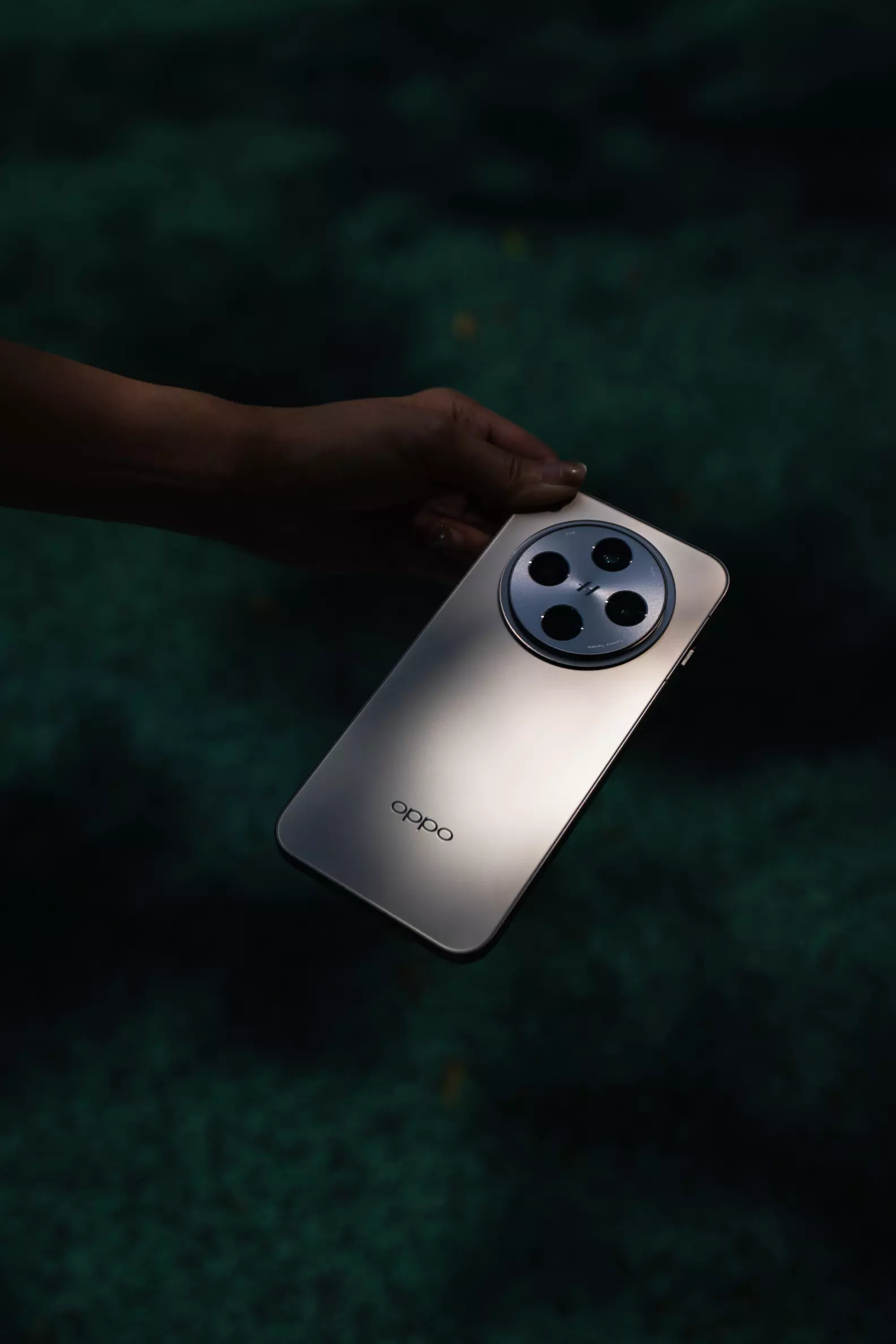 Showcasing "Star Grey" OPPO Find X8