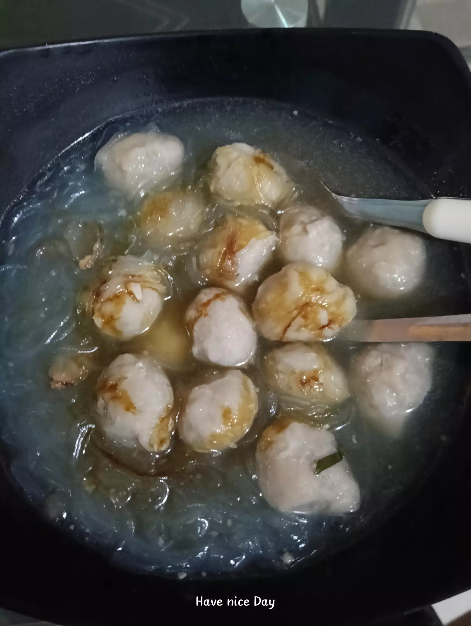 Cuaca panas sekali. Pengen bakso hanget2 🥵👀