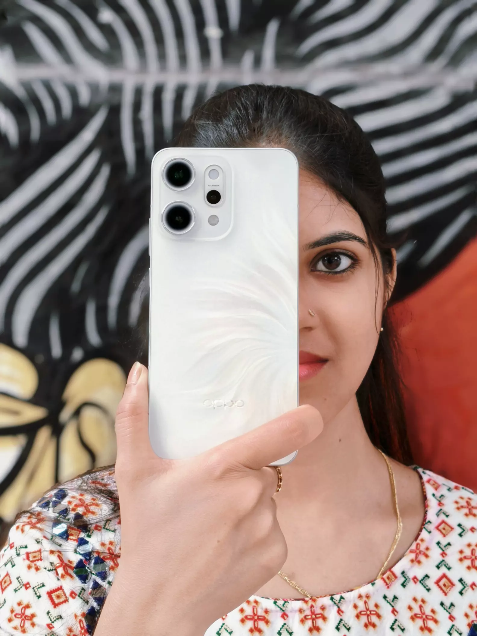 Showcasing the stunning Pearl White OPPO Reno14 Pro against